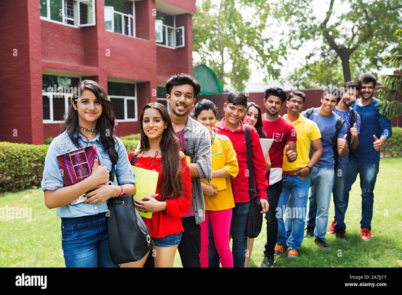 Student queue university hi-res stock photography and images - Alamy