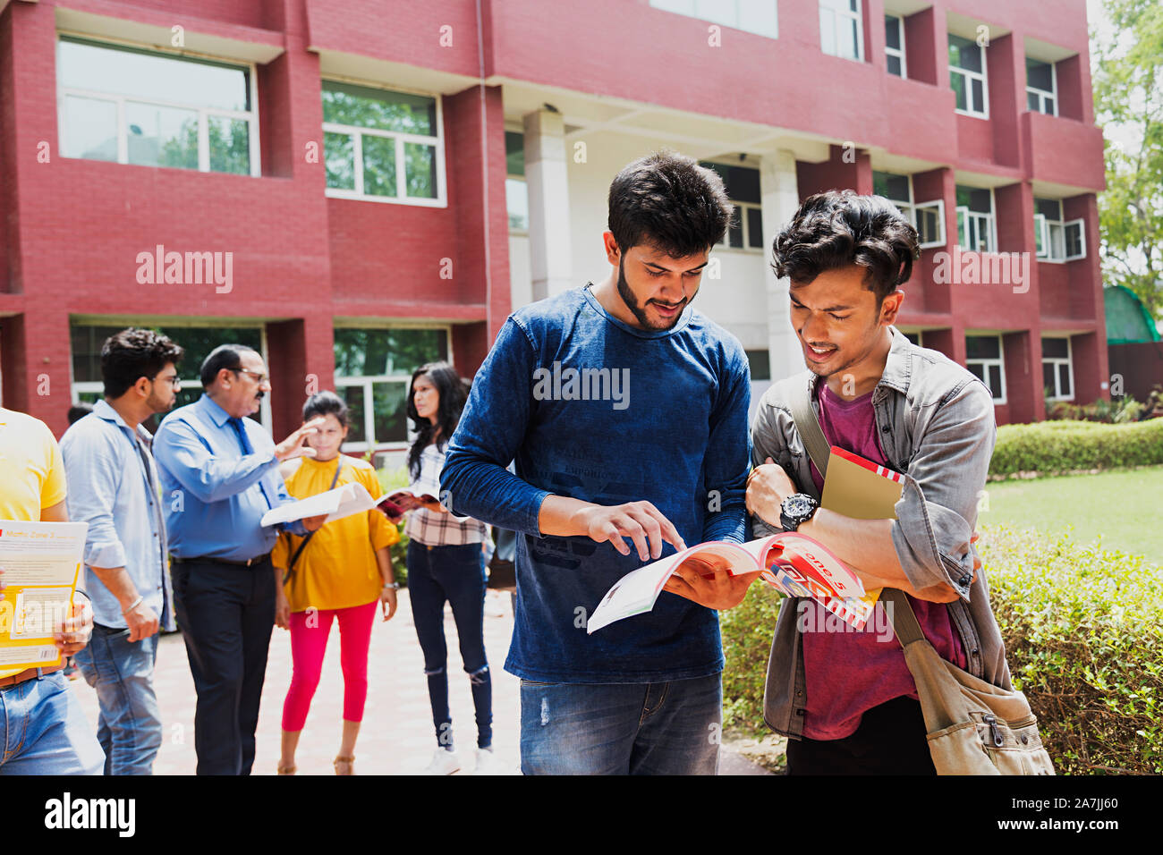 Studying in groups outside hi-res stock photography and images - Alamy