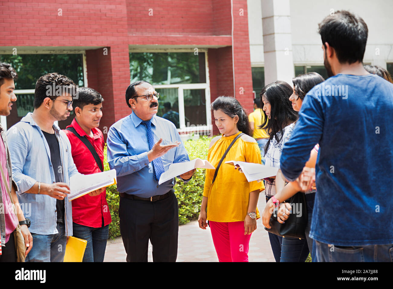 Studying in groups outside hi-res stock photography and images - Alamy
