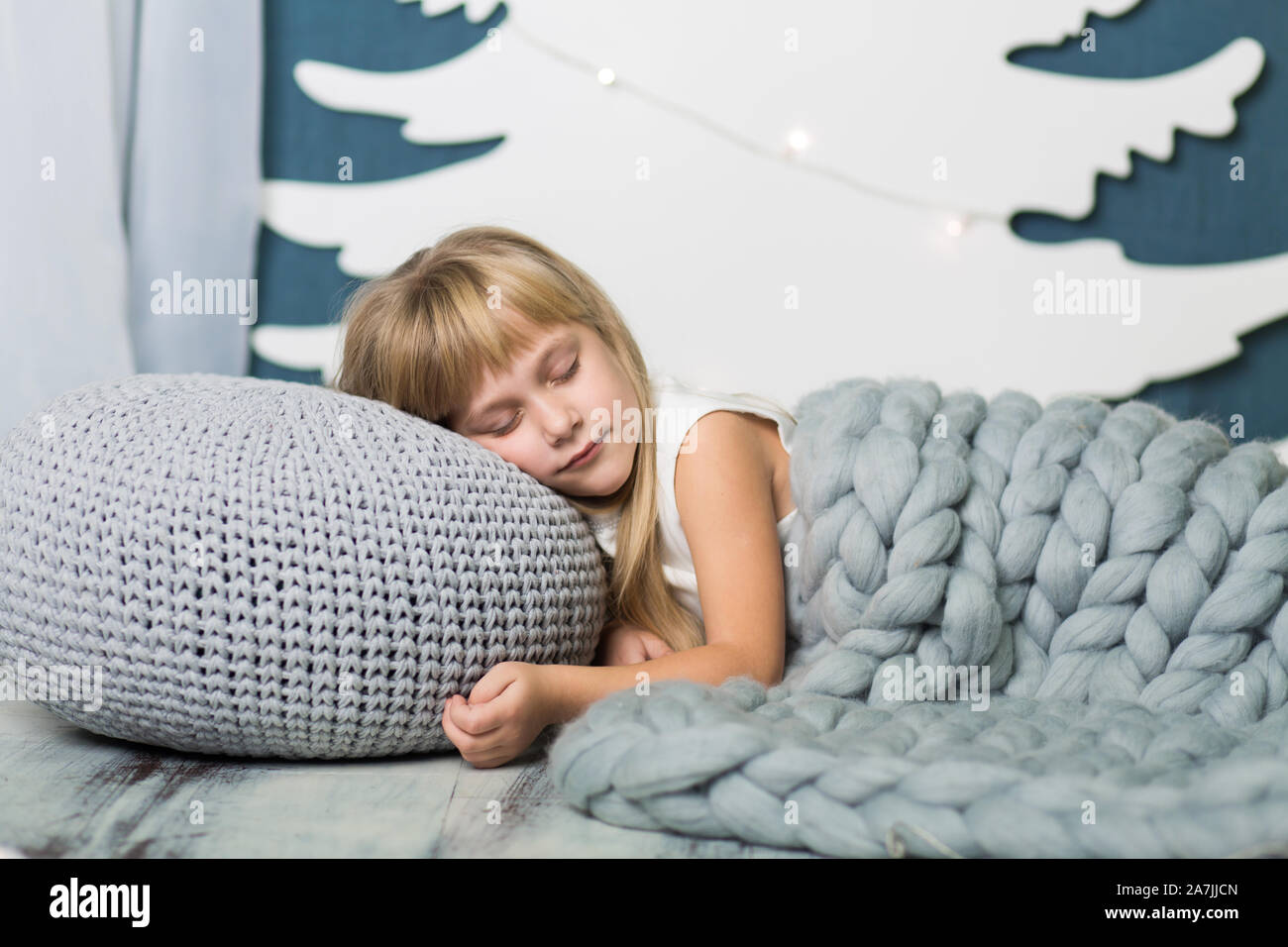 Girl sleeping against tree hi-res stock photography and images - Alamy
