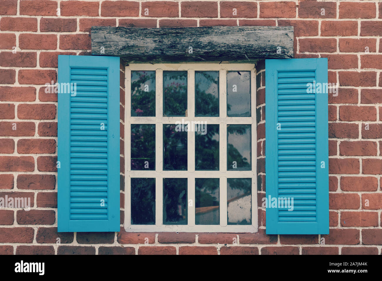 Retro window frame hi-res stock photography and images - Alamy