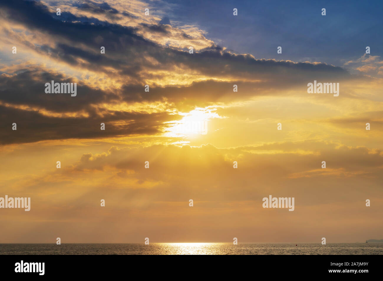 landscape of sunset on the coast sea, waves, horizon. top view Stock ...