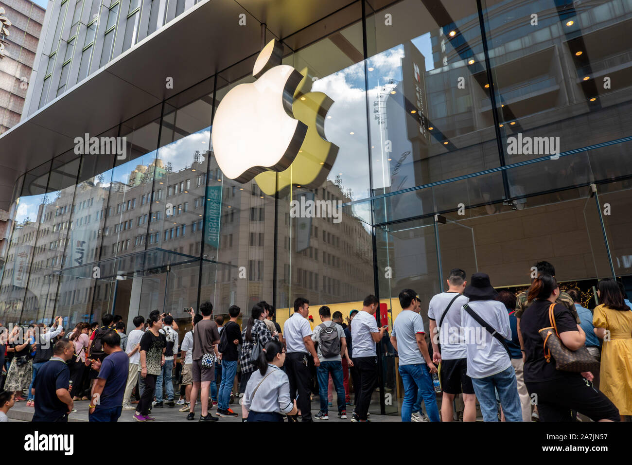 Apple store line 2019 hi-res stock photography and images - Alamy
