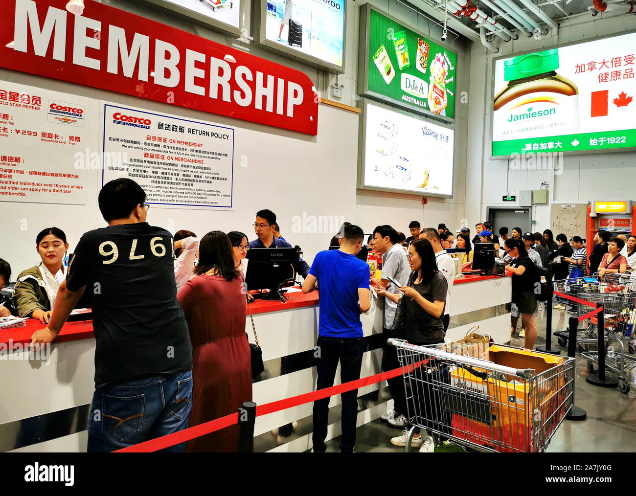 Customers line up for returns of goods and membership in Shanghai ...