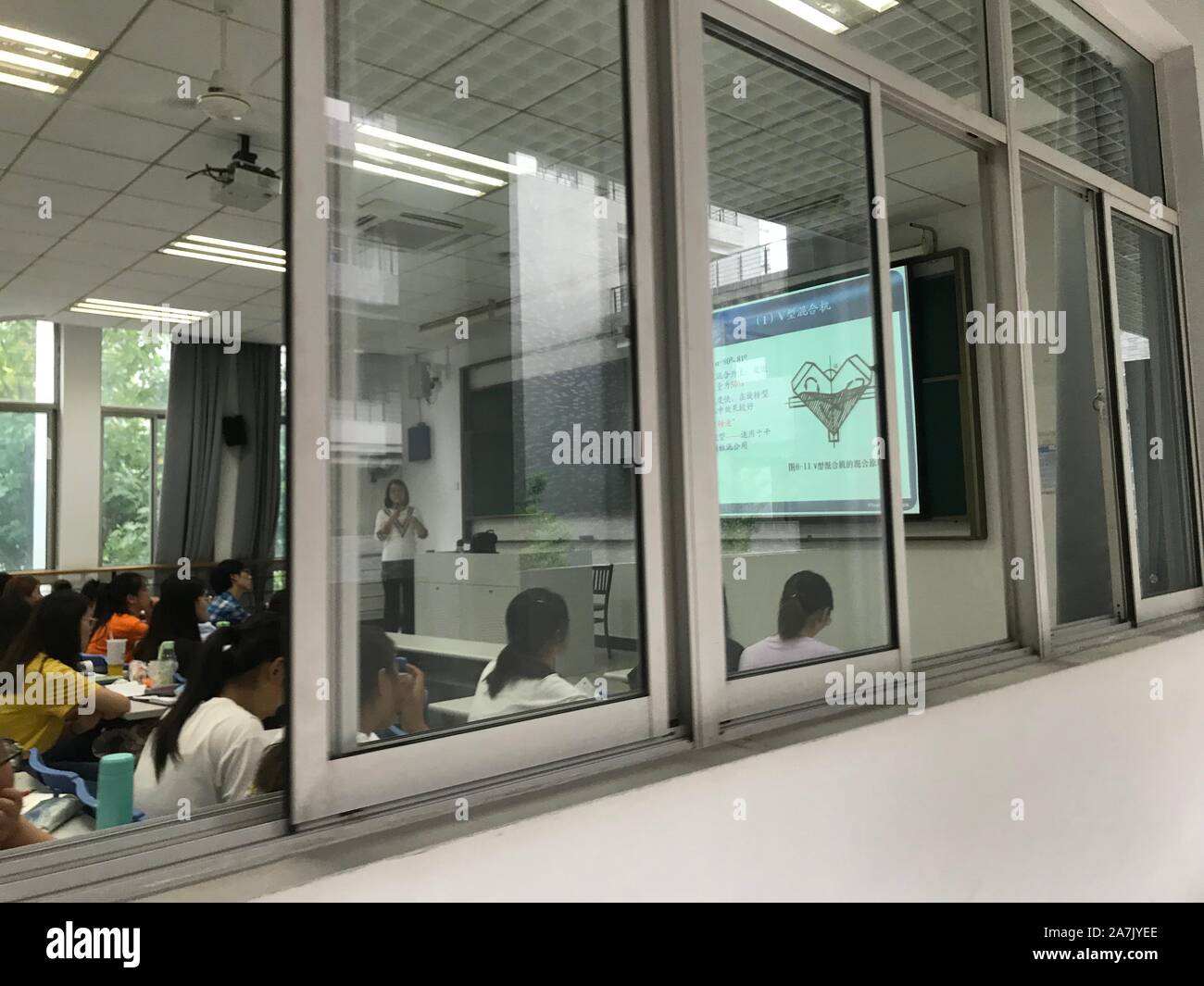 China and classroom and students hi-res stock photography and images ...