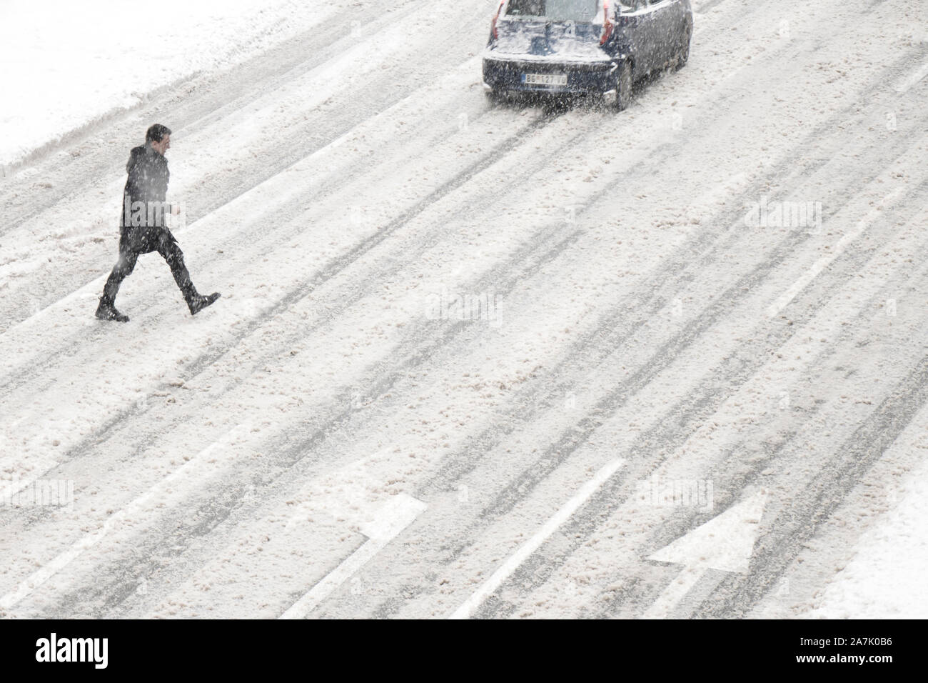 Heavy snow car man falling hi-res stock photography and images - Alamy