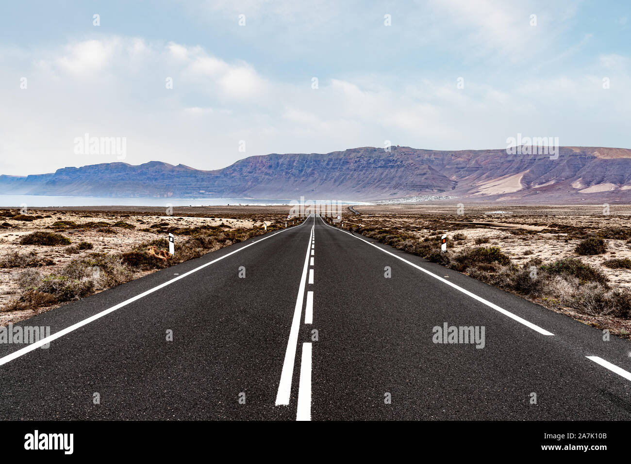 Empty asphalt road hi-res stock photography and images - Alamy
