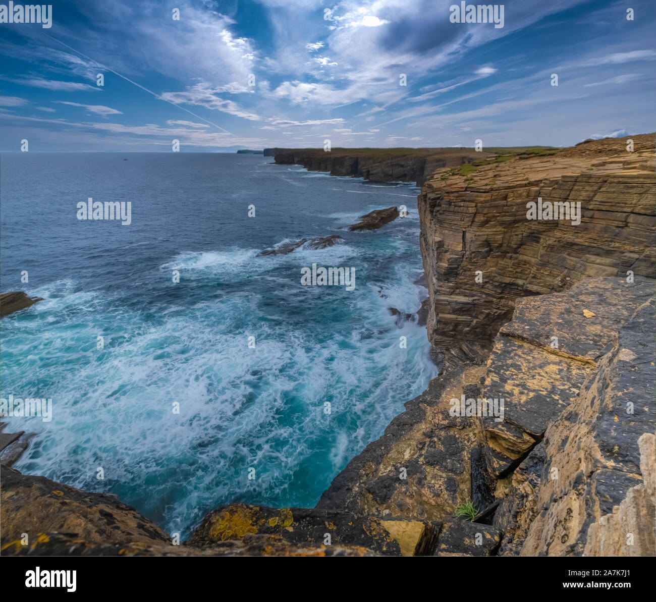 Stunning Yesnaby cliffs and the Yesnaby Castle Sea Stack on the west ...
