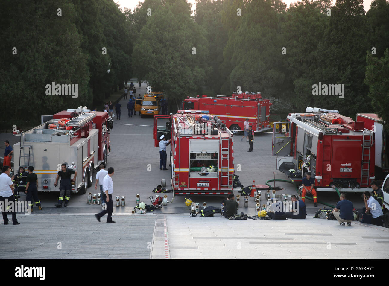 6 firefighters hi-res stock photography and images - Alamy