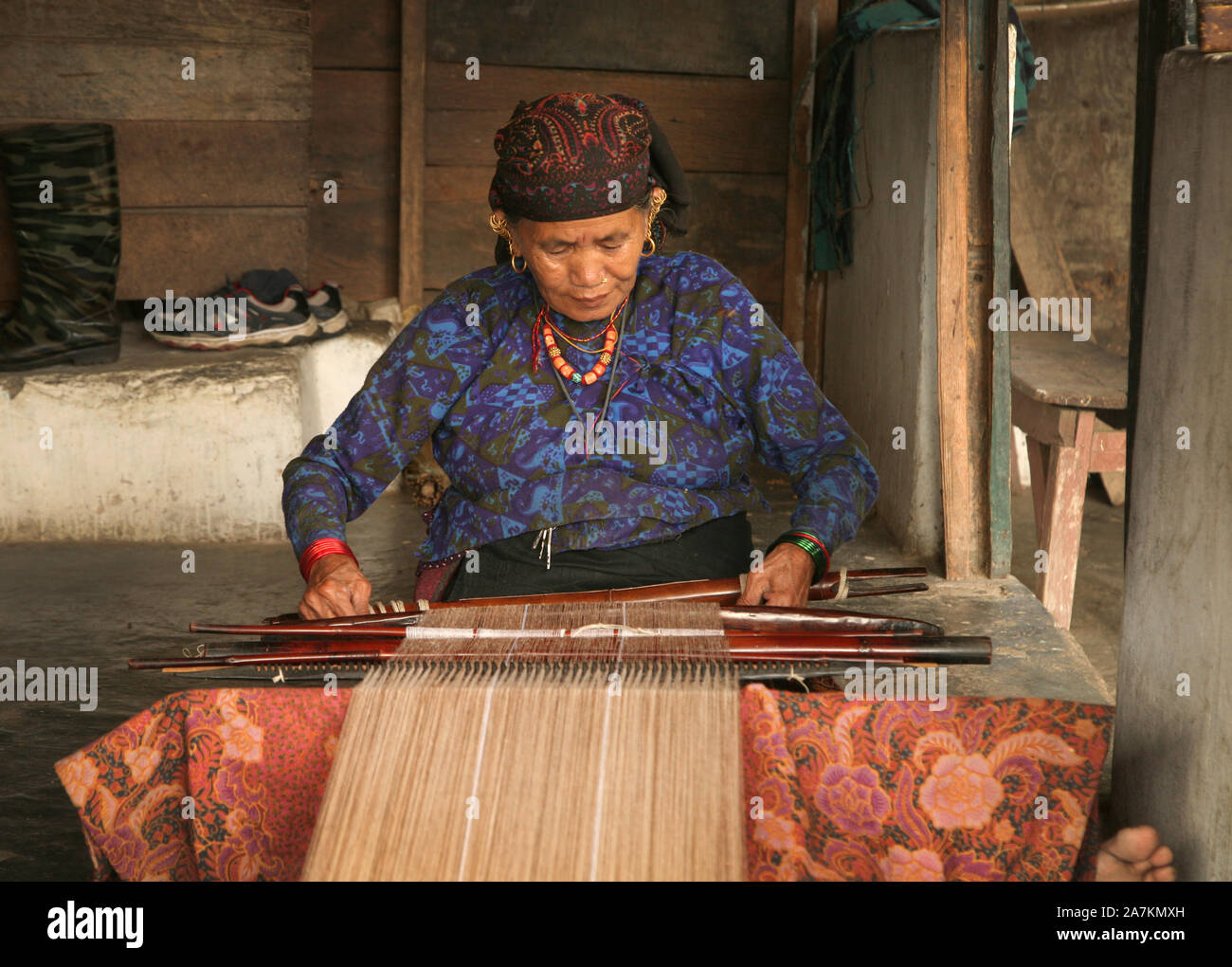 Traditional weaving method hi-res stock photography and images - Alamy