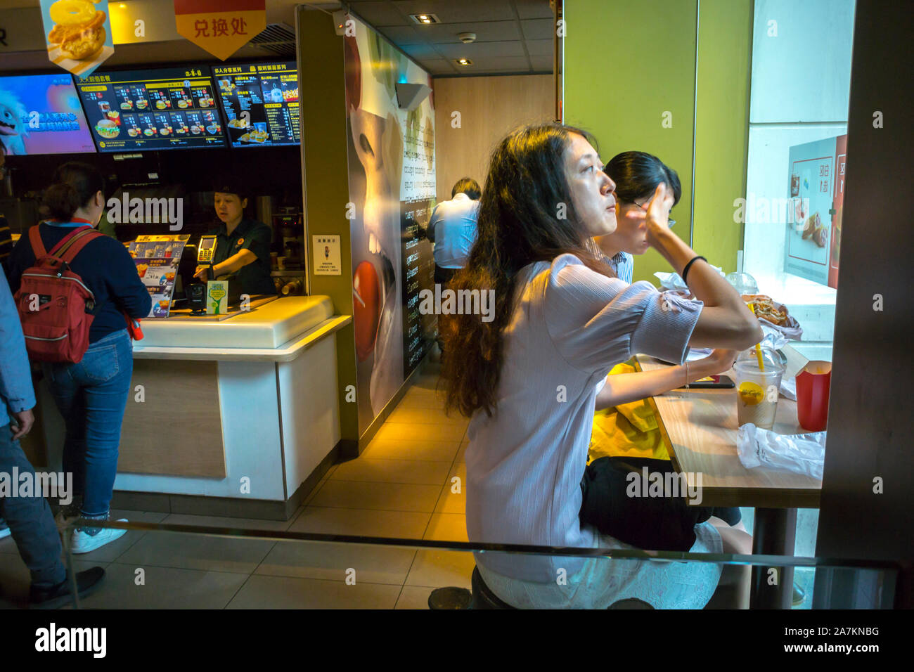 Teenagers eating fast food restaurant hi-res stock photography and ...
