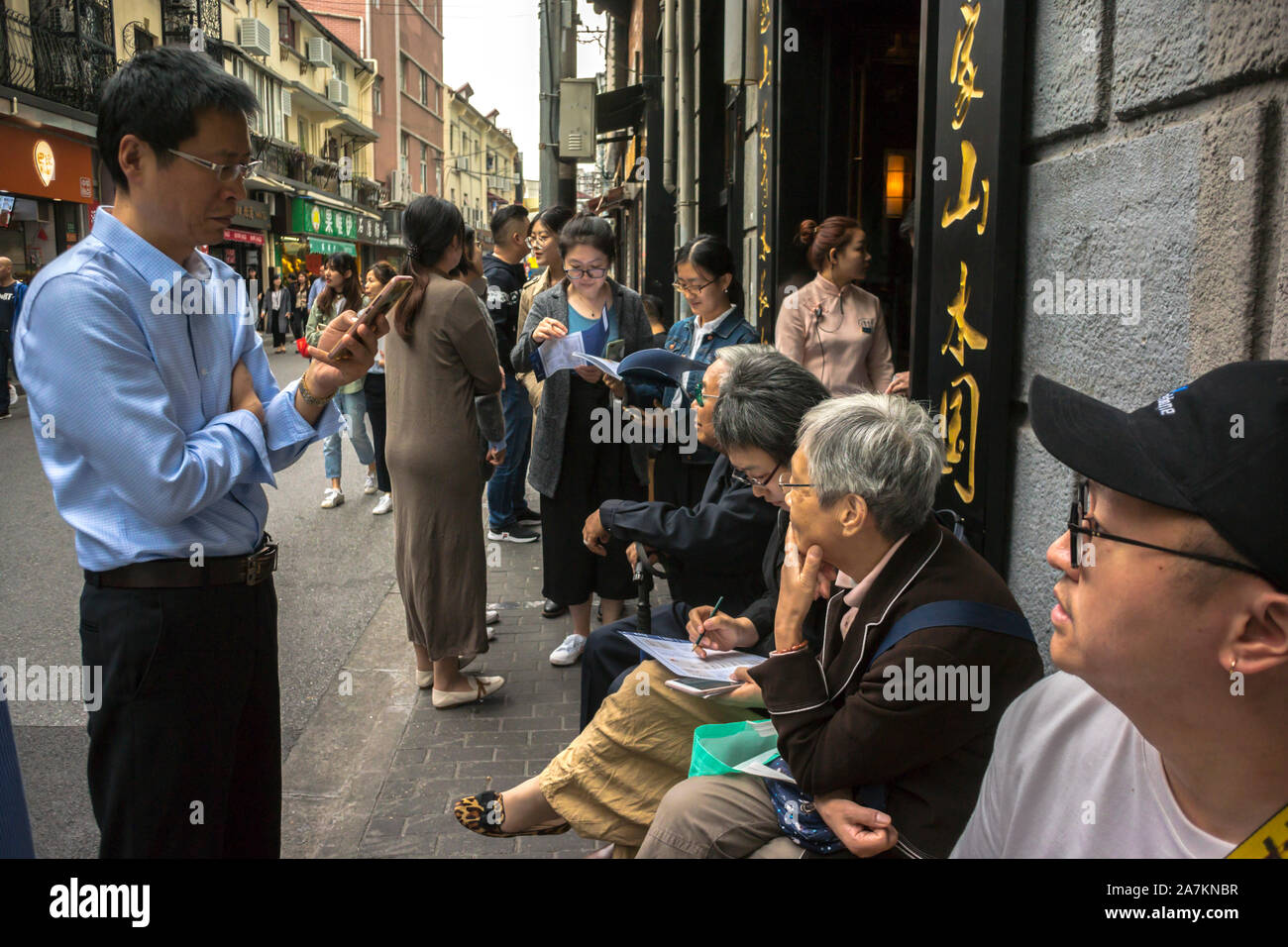 Meeting the waiting crowds hi-res stock photography and images - Alamy