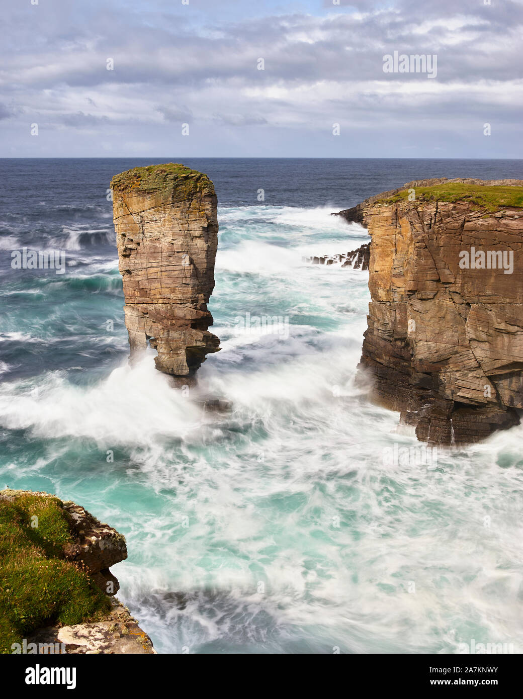 Sea stack waves hi-res stock photography and images - Alamy