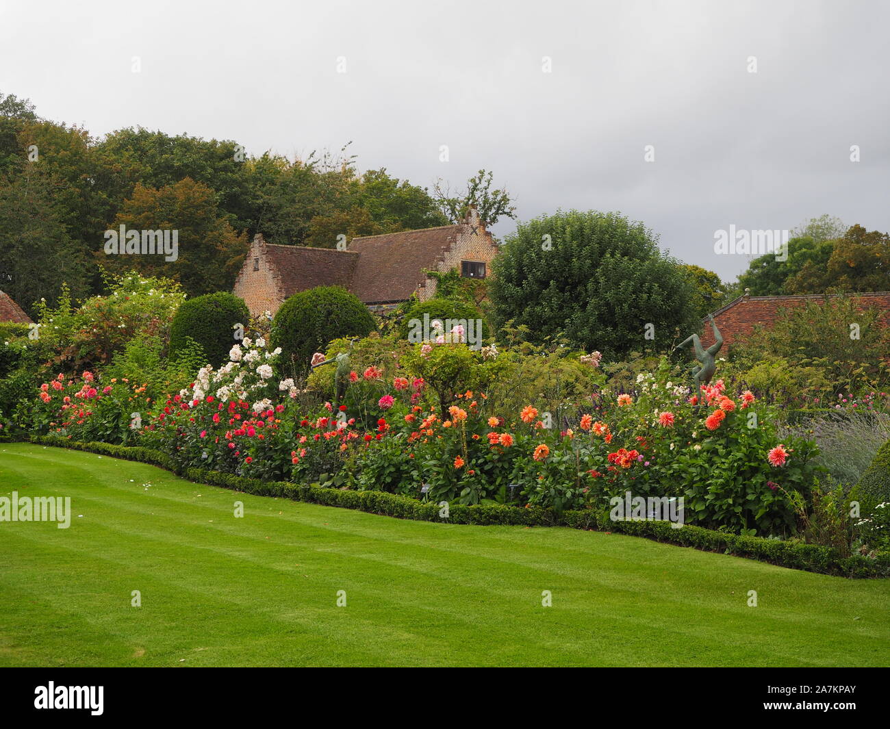 Curved garden border hi-res stock photography and images - Alamy