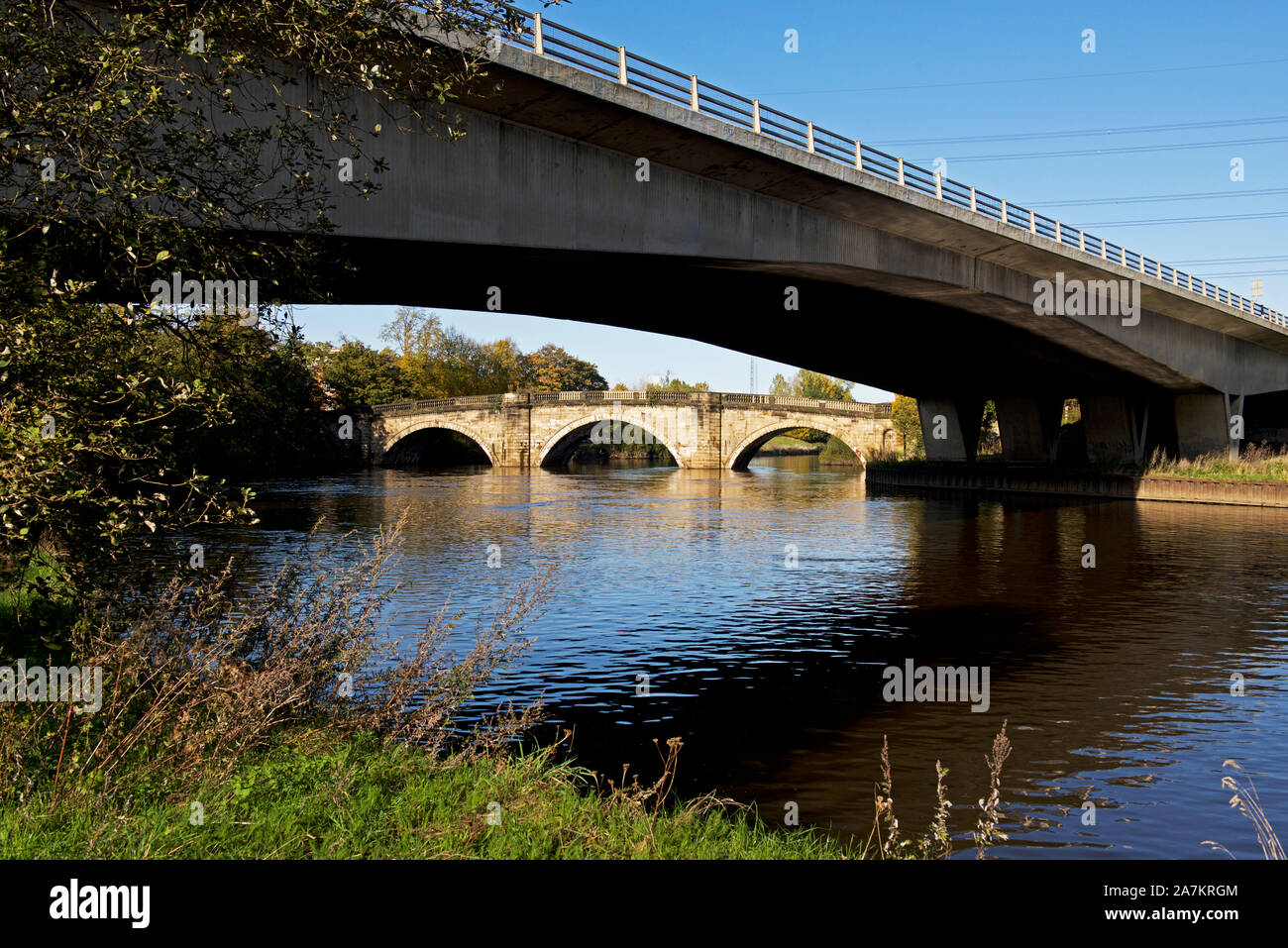 Old and new bridges over the River Aire at Ferrybridge, West Yorkshire ...