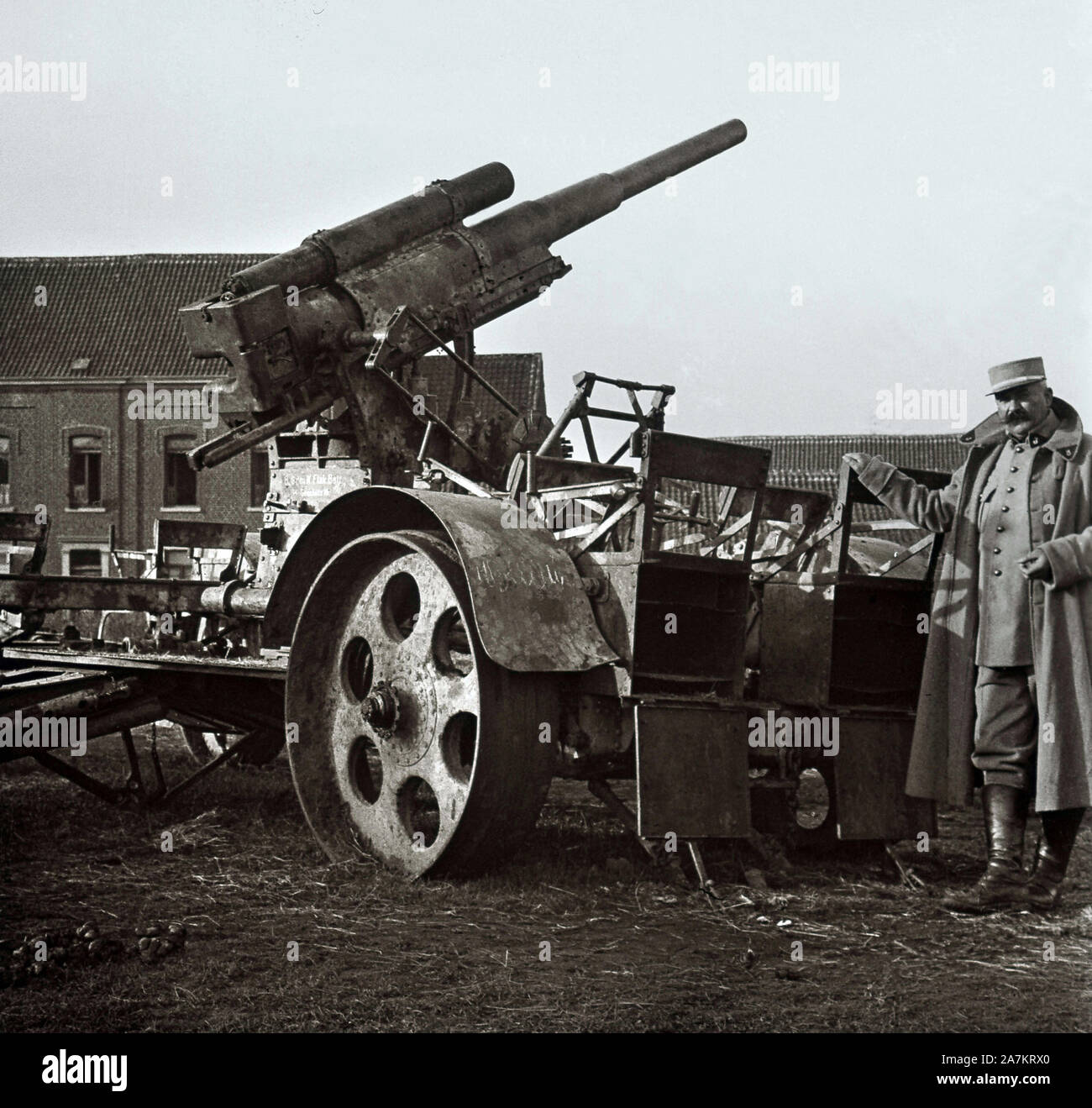 Premiere Guerre Mondiale, un soldat francais pose a cote d'un canon ...