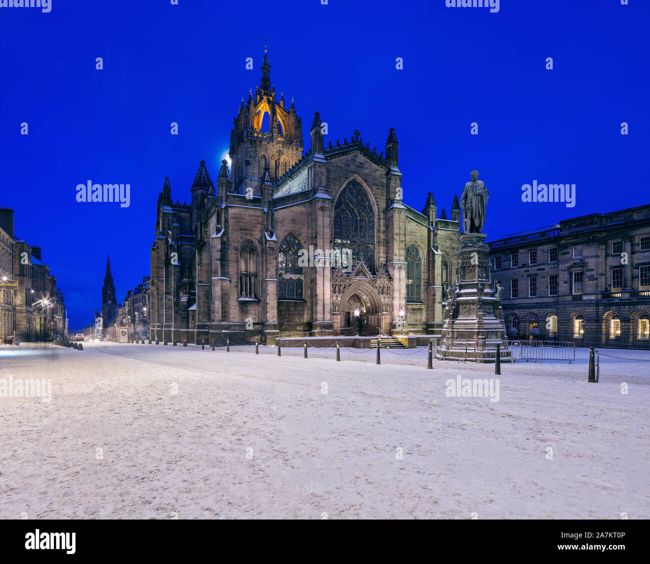 Snow scene edinburgh castle hi-res stock photography and images - Alamy