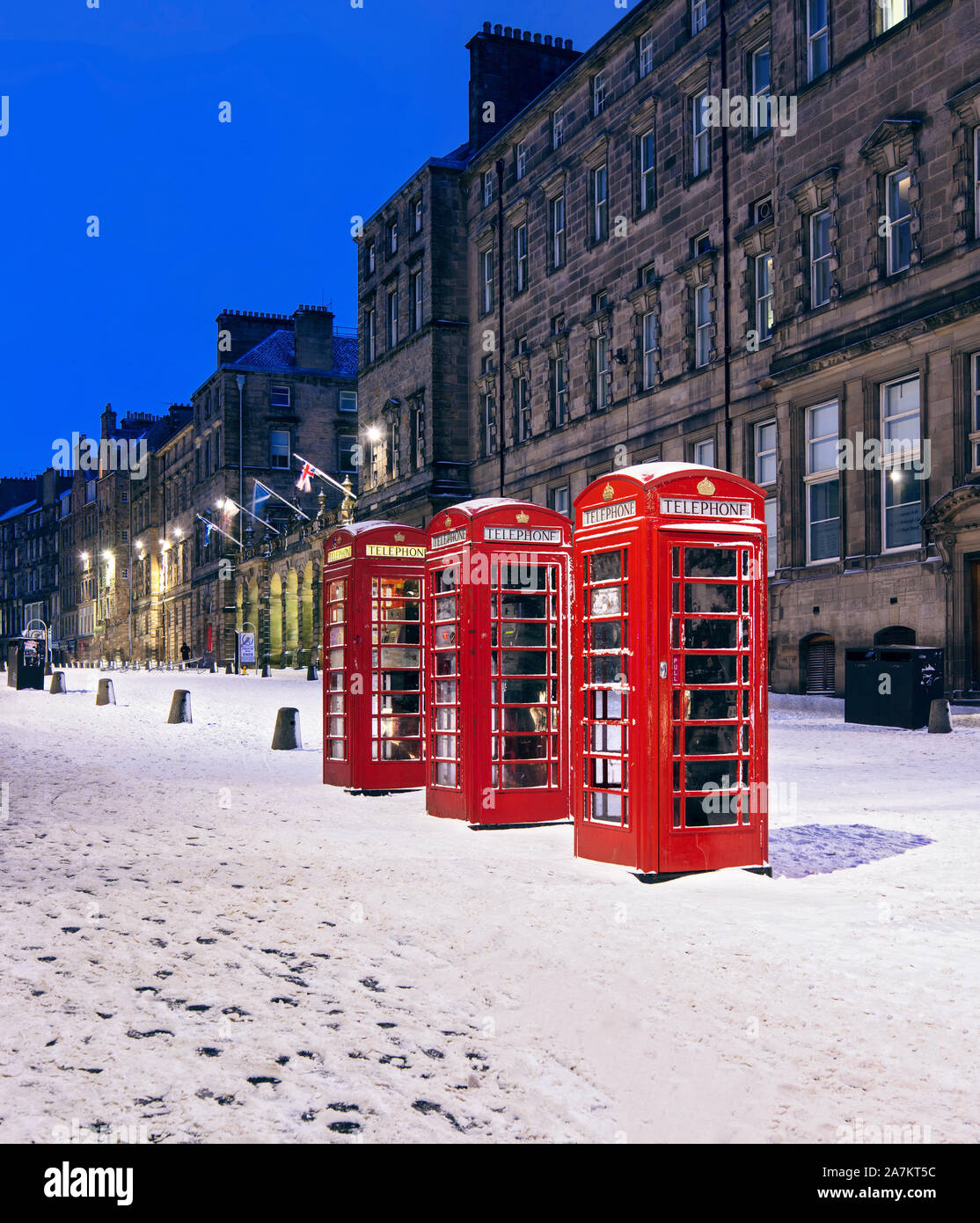 Snow scene edinburgh castle hi-res stock photography and images - Alamy