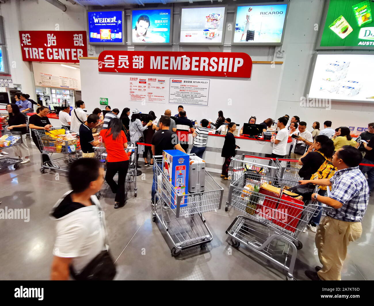 Customers line up for returns of goods and membership in Shanghai ...