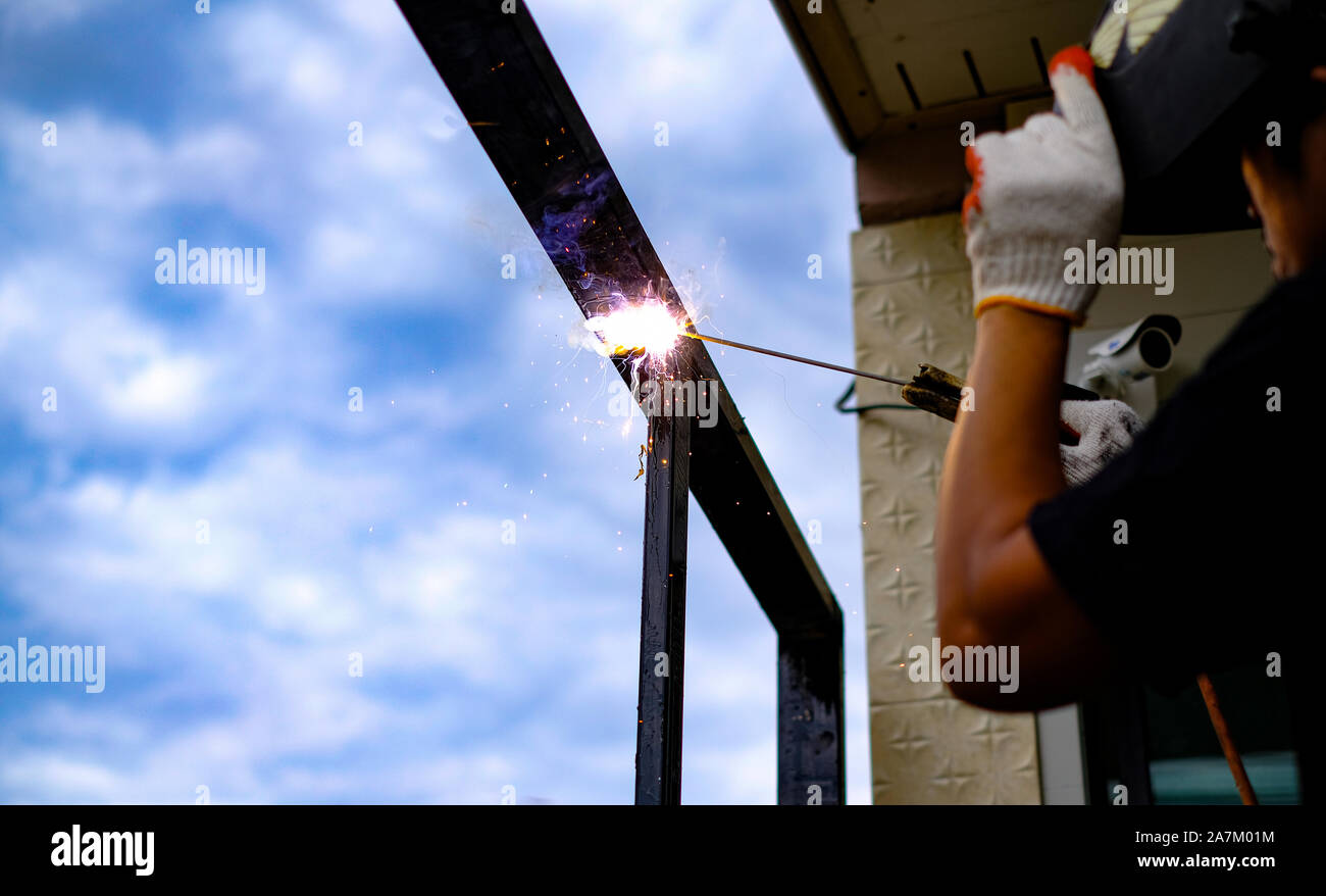 Welder Technician are welding steel with sparks flying Stock Photo - Alamy