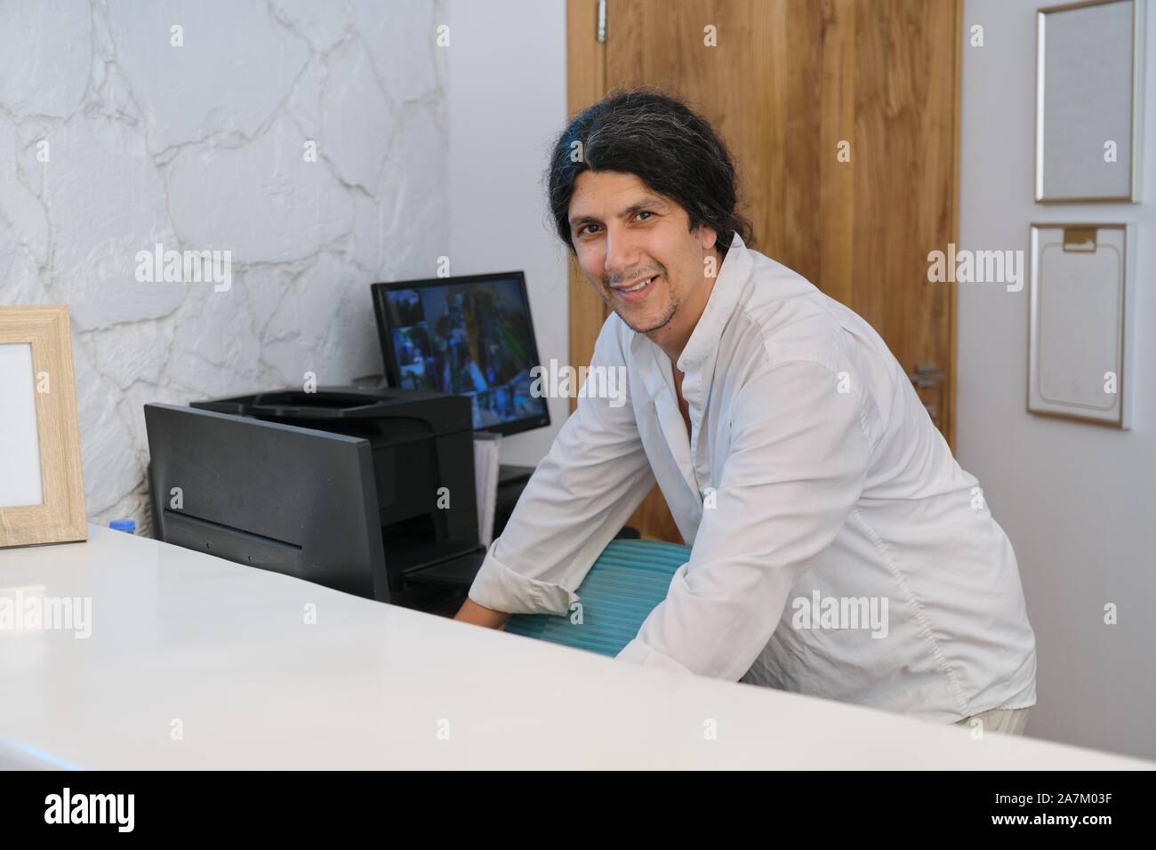 Front desk lobby agent man men male hi-res stock photography and images ...
