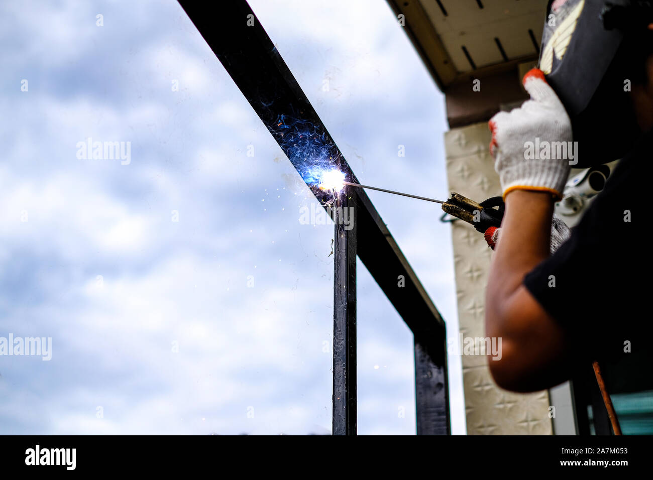 Welder Technician are welding steel with sparks flying Stock Photo - Alamy