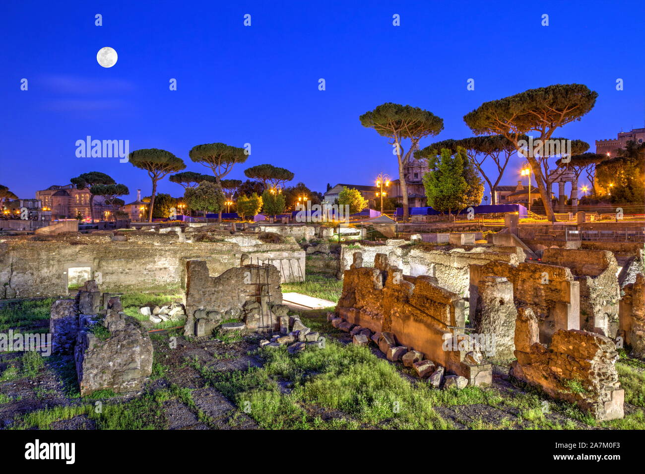 Rome night sky moon hi-res stock photography and images - Alamy