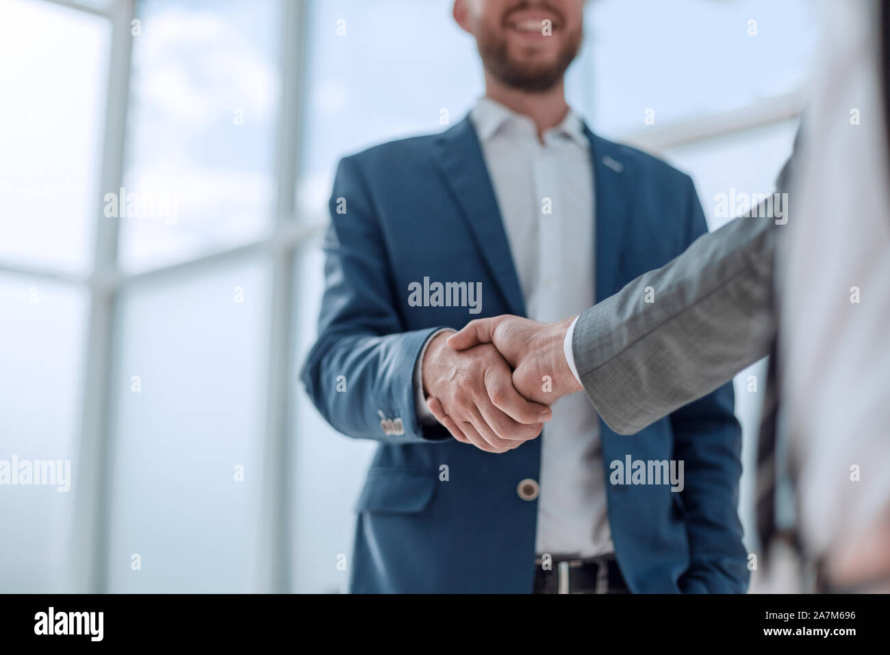 Business handshakes hi-res stock photography and images - Alamy
