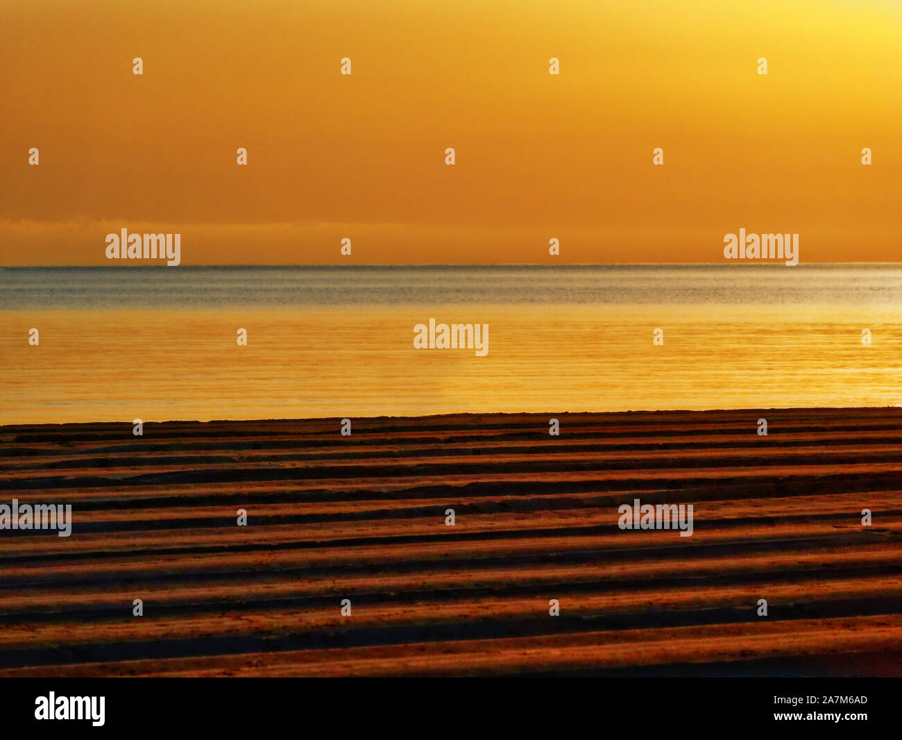 Golden wave lines hi-res stock photography and images - Alamy