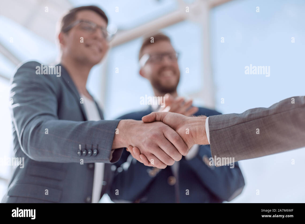 Business handshakes hi-res stock photography and images - Alamy