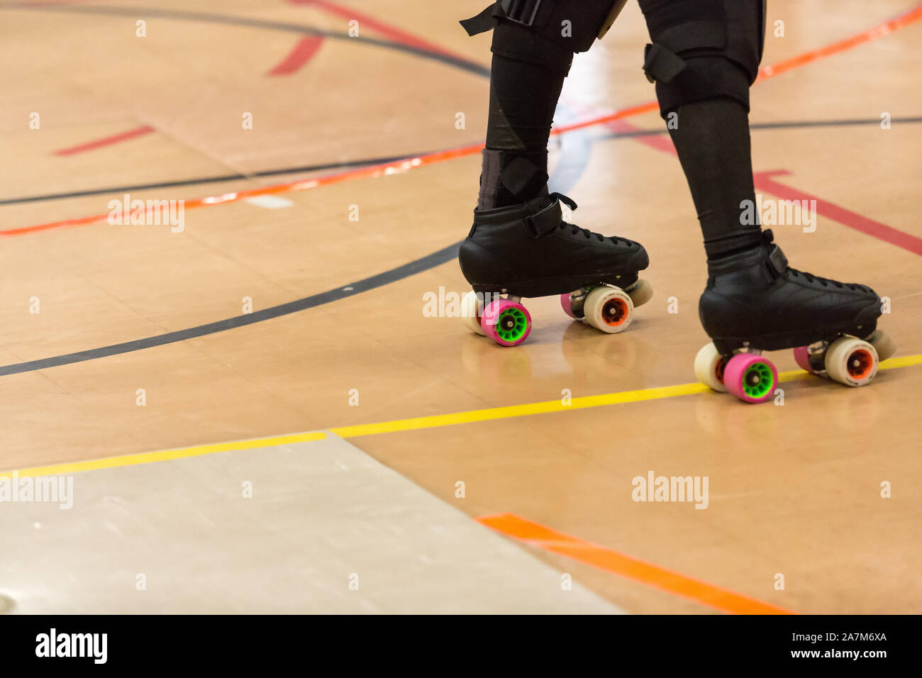 Roller derby players compete against each other Stock Photo - Alamy
