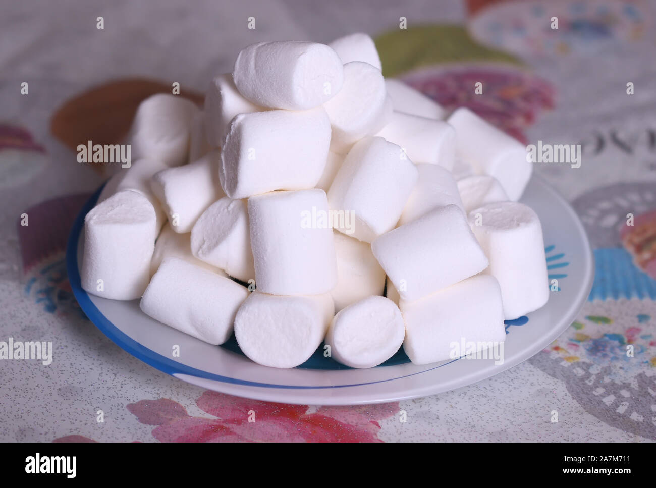 Marshmallows on a plate hi-res stock photography and images - Alamy