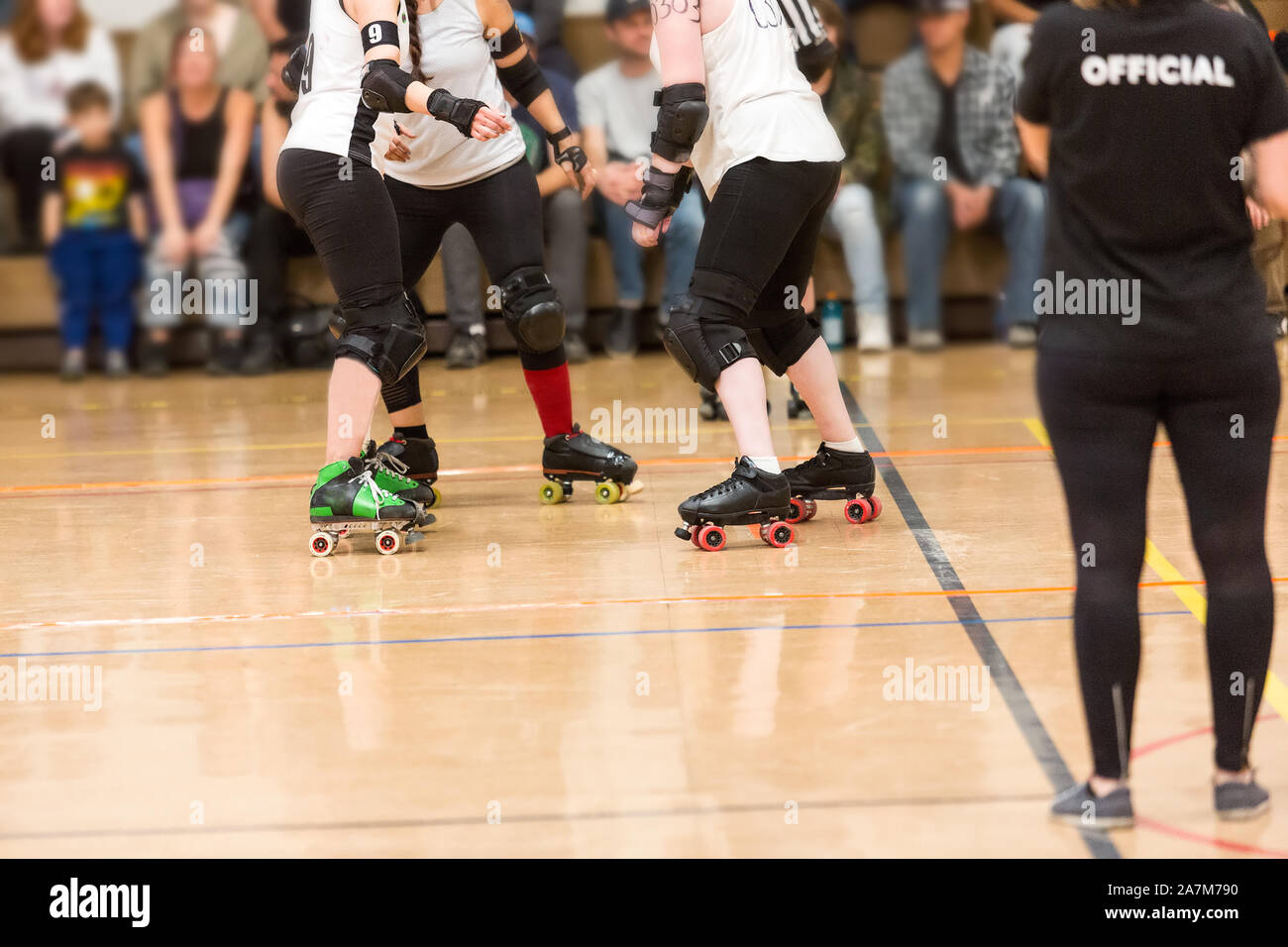 Roller derby players compete against each other Stock Photo - Alamy