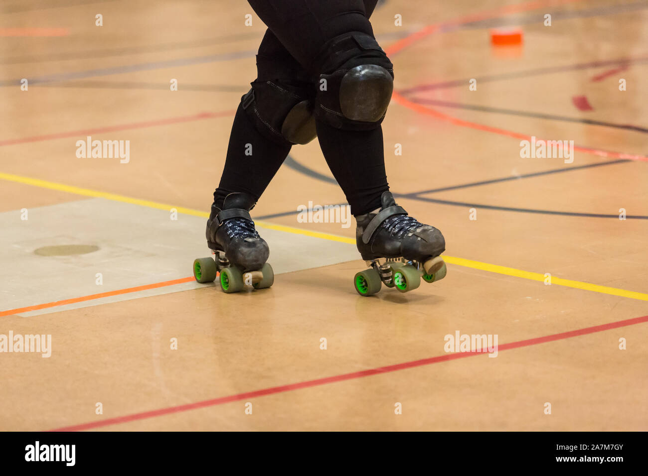 Roller derby players compete against each other Stock Photo - Alamy