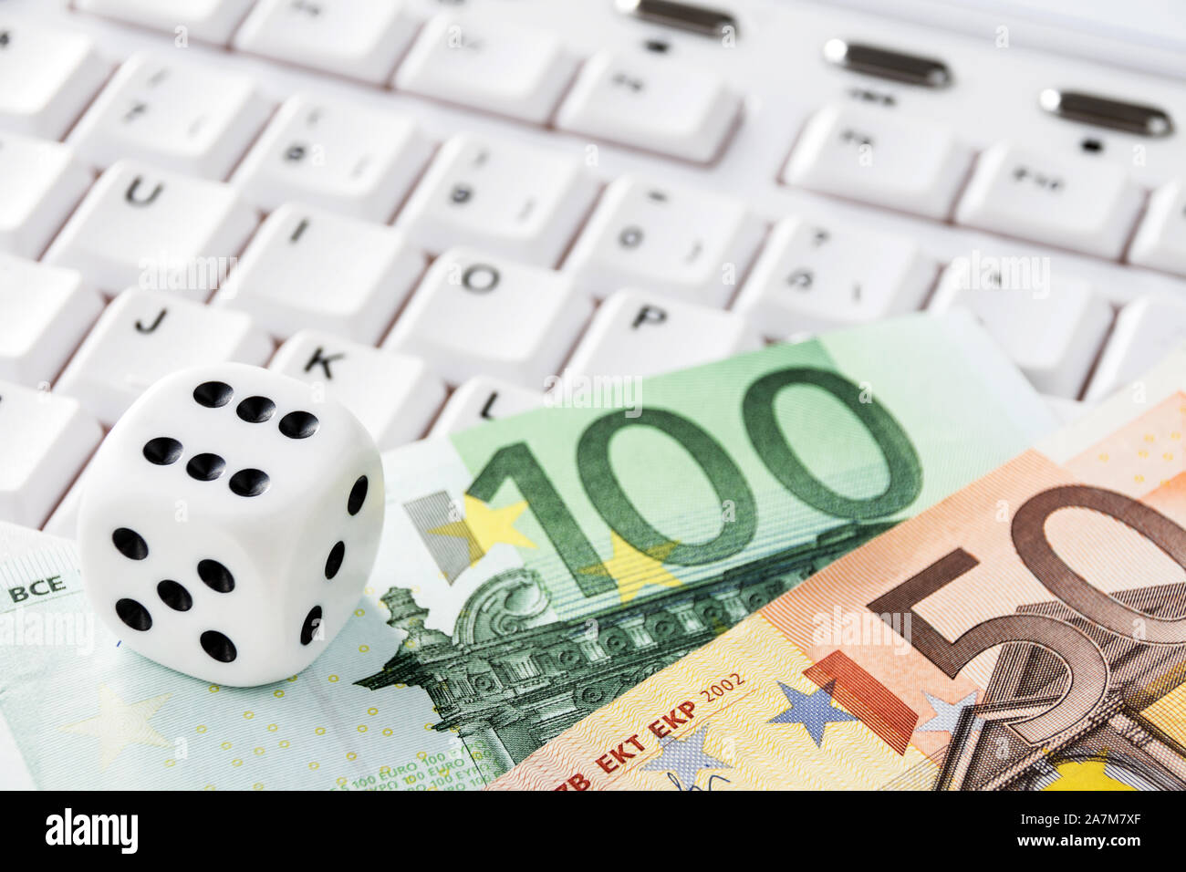 Dice game with Euro banknotes and keyboard Stock Photo - Alamy