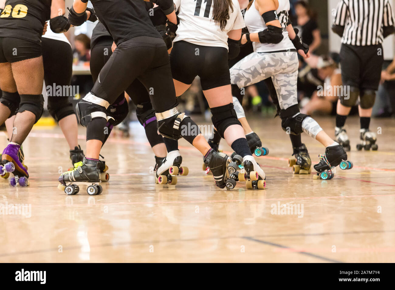 Roller derby players compete against each other Stock Photo - Alamy