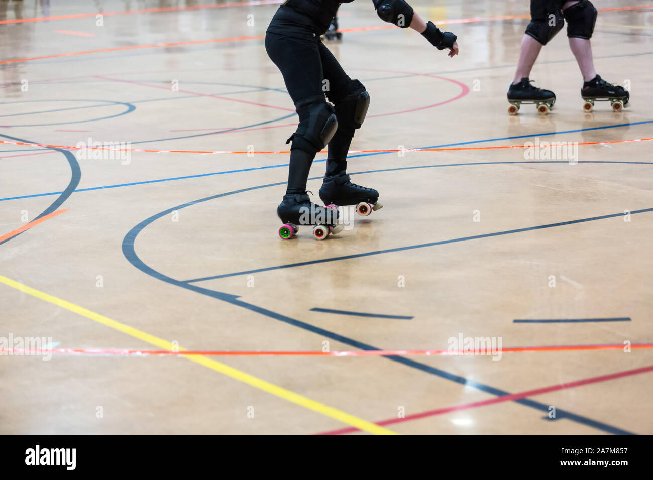 Roller derby players compete against each other Stock Photo - Alamy
