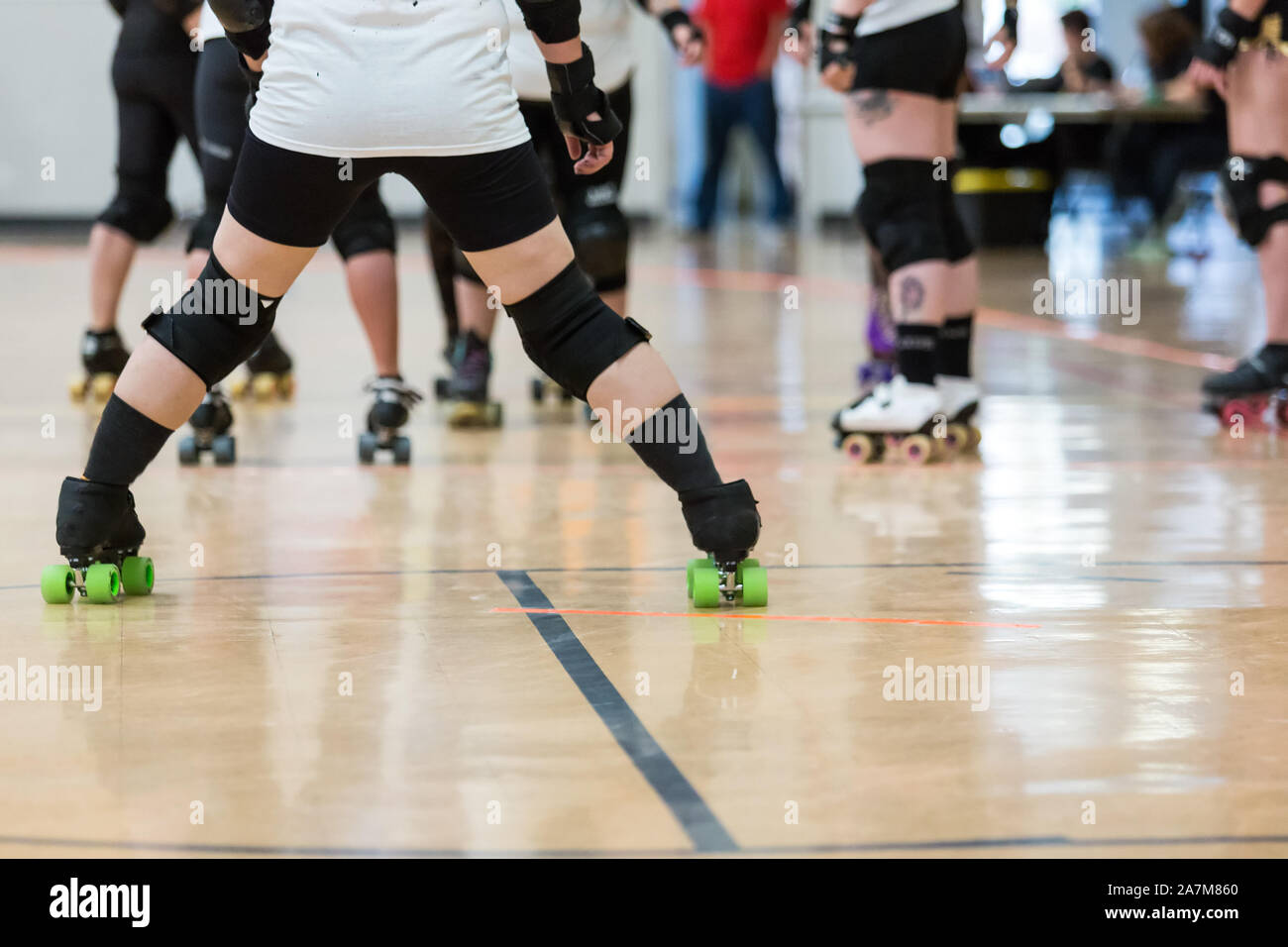 Roller derby players compete against each other Stock Photo - Alamy