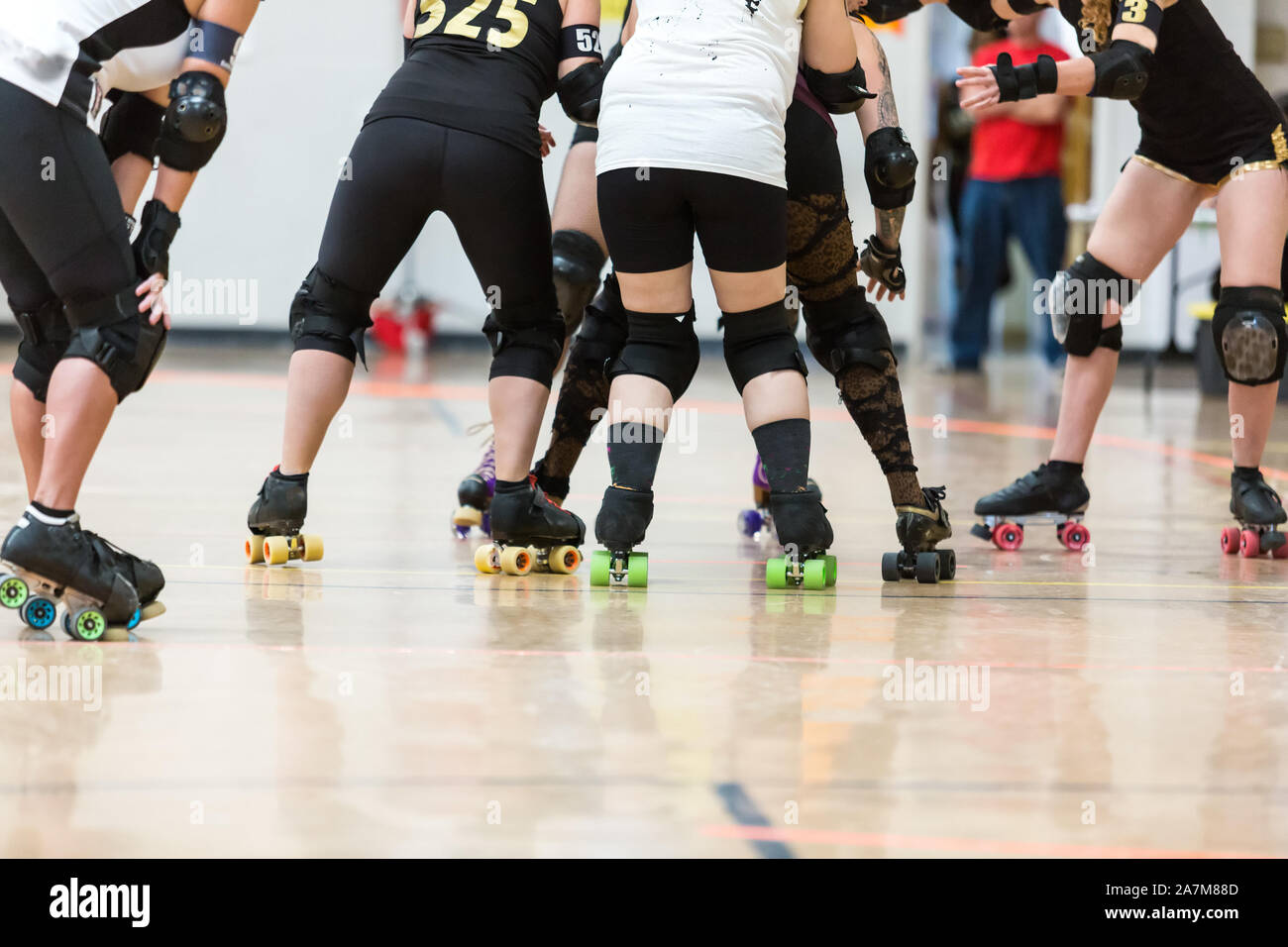 Roller derby players compete against each other Stock Photo - Alamy