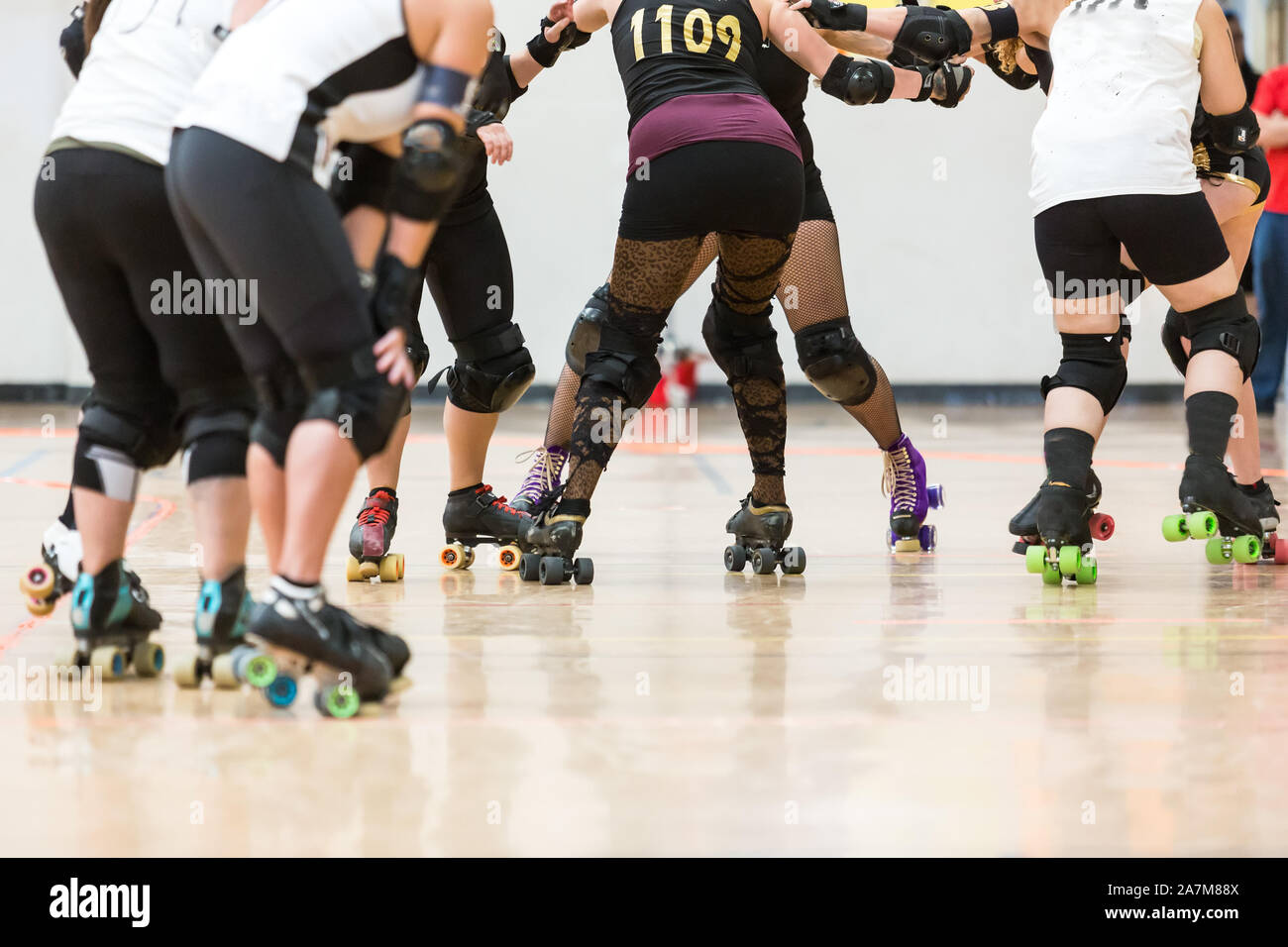 Roller derby players compete against each other Stock Photo - Alamy
