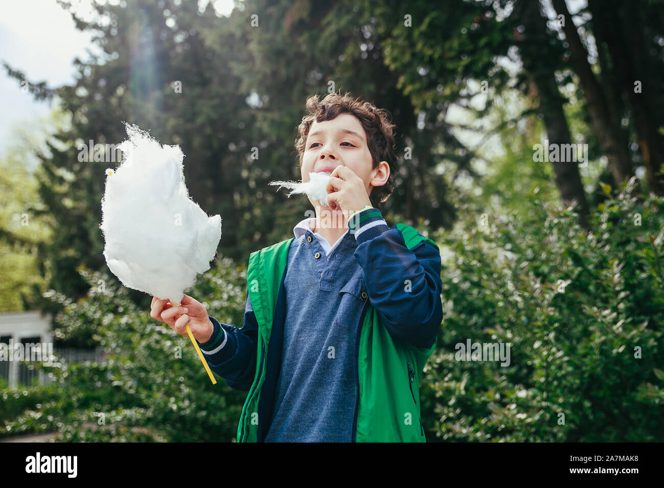 Family eating candyfloss hi-res stock photography and images - Alamy
