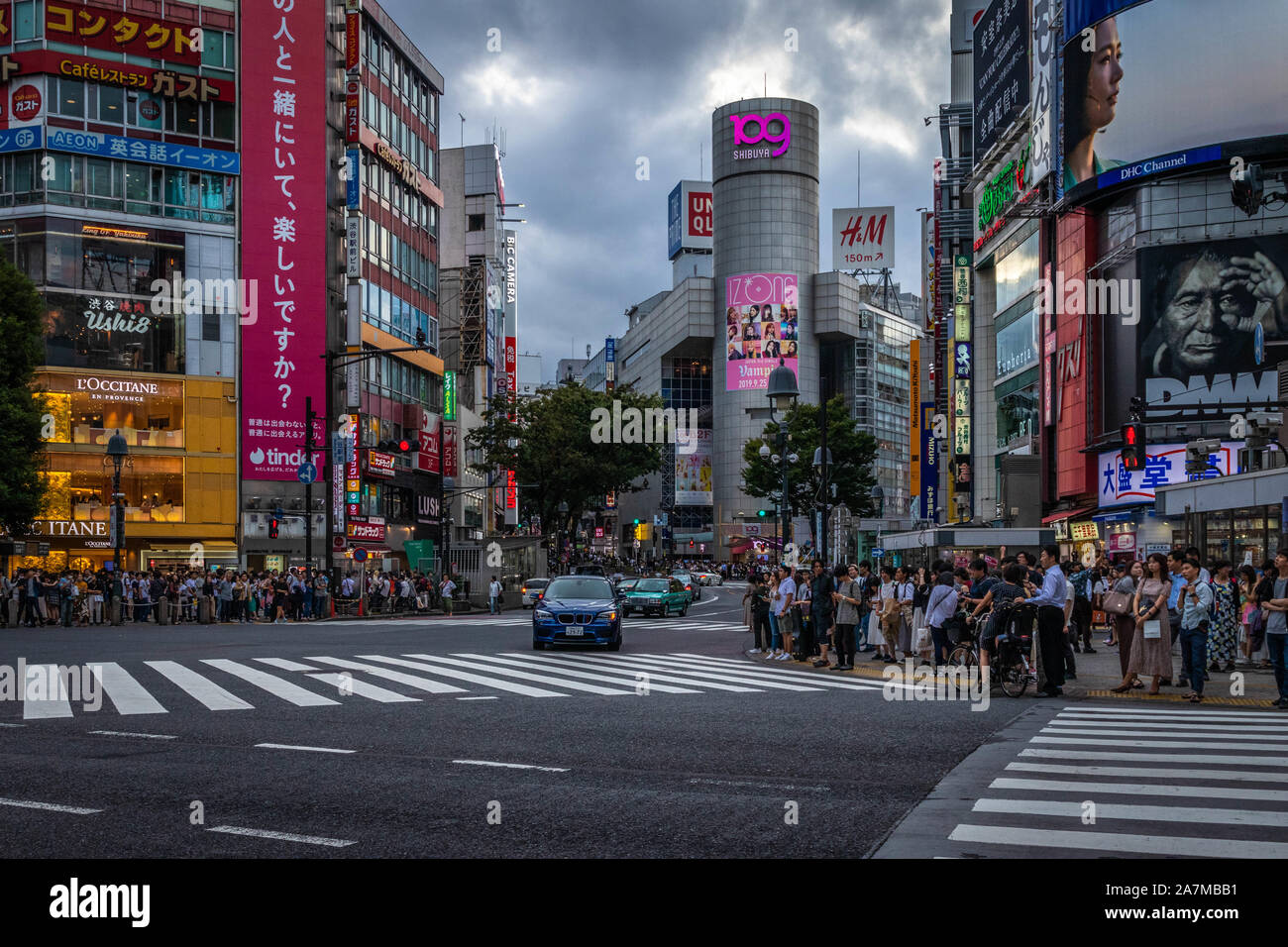 Pedestrian crossing intersection tokyo hi-res stock photography and ...