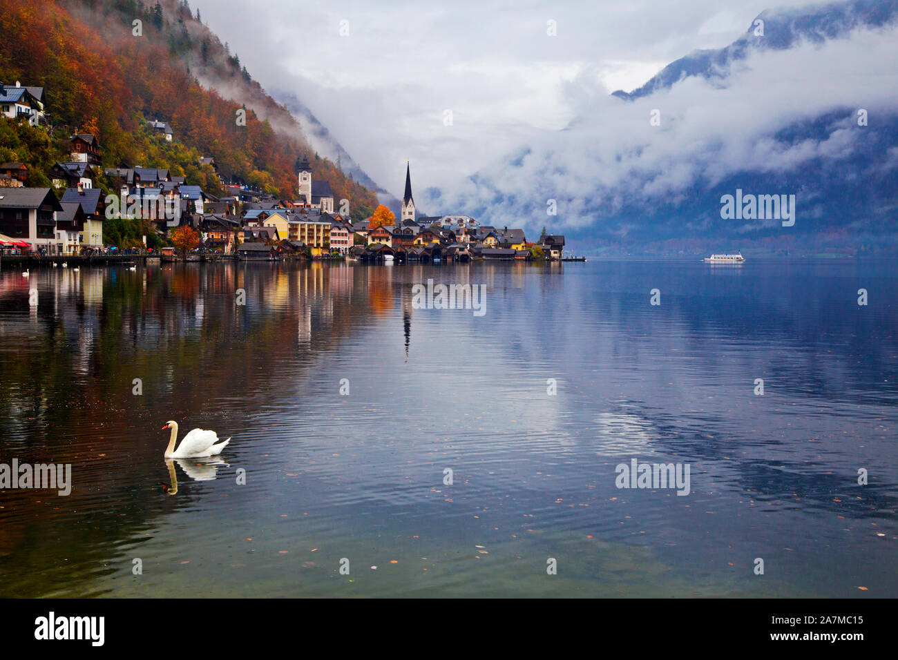 Twilight in Hallstatt mountain village with Hallstatter See in fall ...