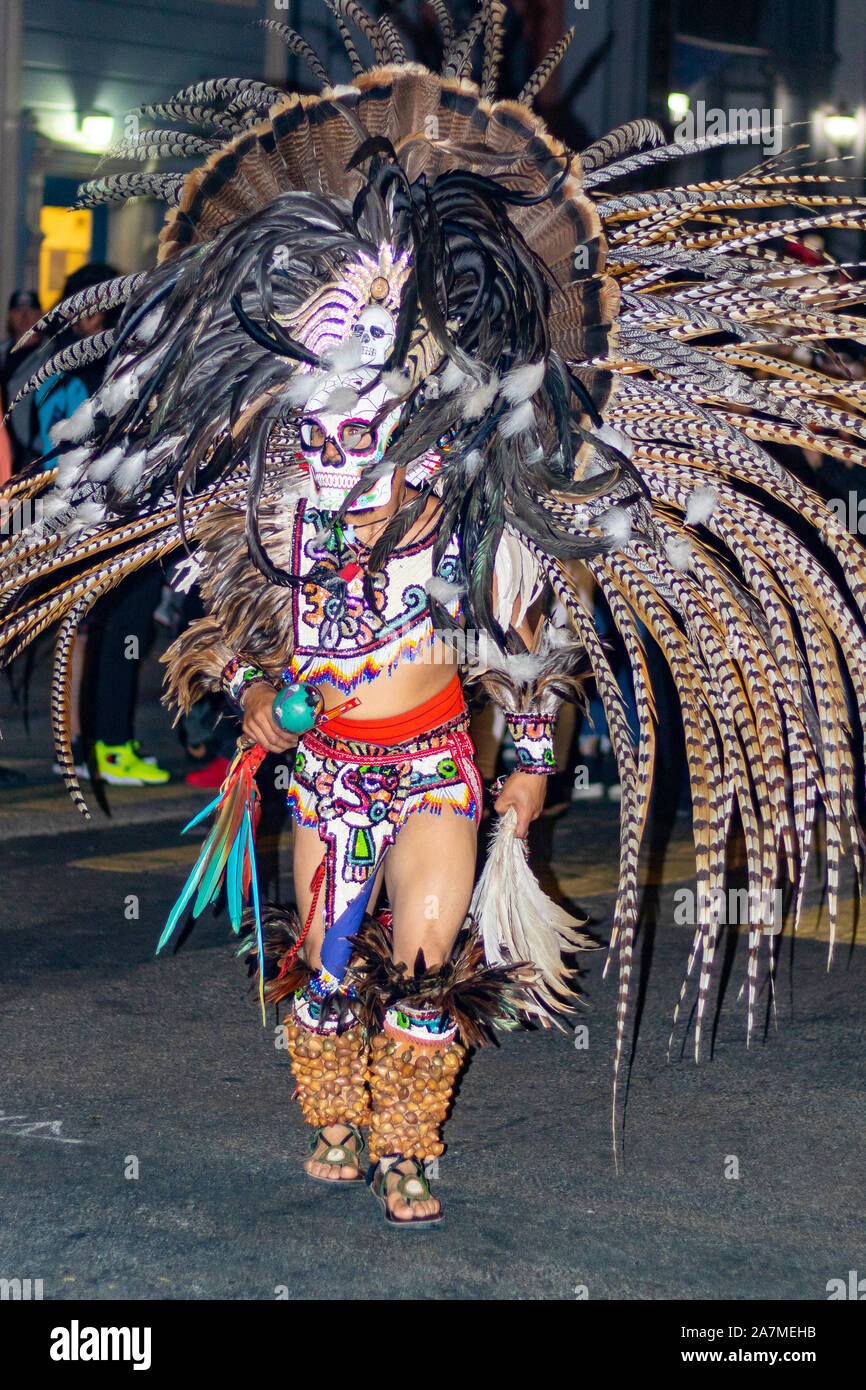 Dancers in traditional aztec costume hi-res stock photography and ...