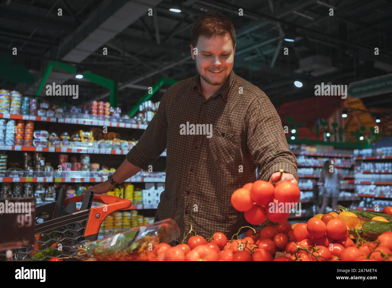 man do shopping in grocery store Stock Photo - Alamy