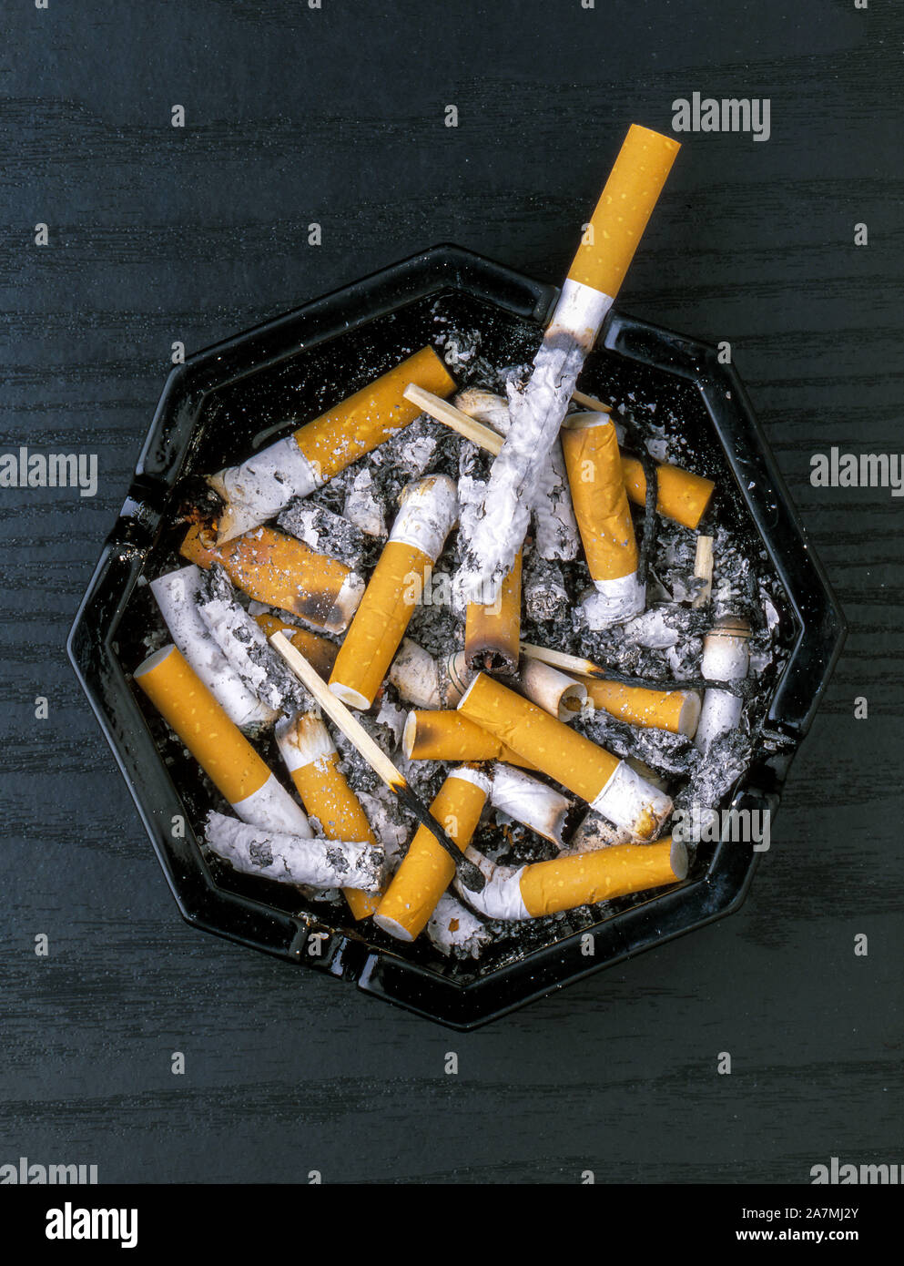 Ashtray full of cigarette ends Stock Photo - Alamy