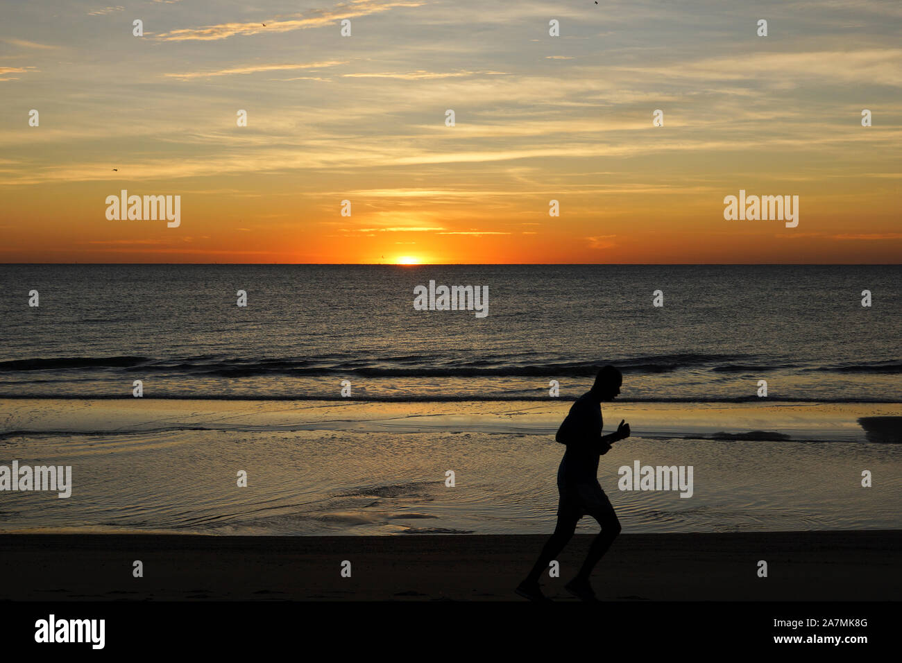 Man running at sunrise hi-res stock photography and images - Alamy