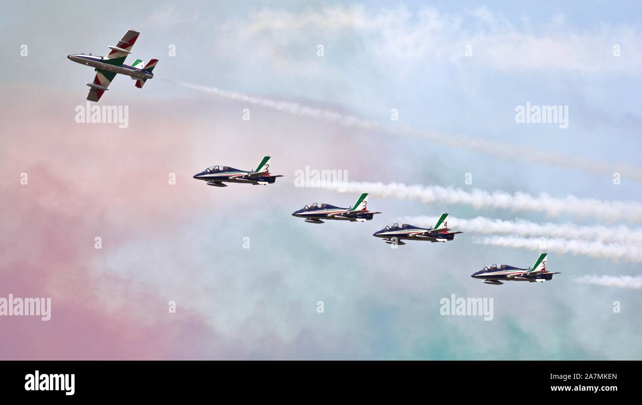 Italian Air Force Frecce Tricolori the world's largest military ...