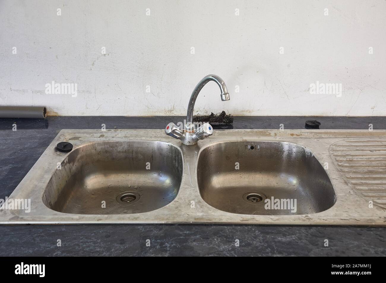 Double basin kitchen sink hi-res stock photography and images - Alamy