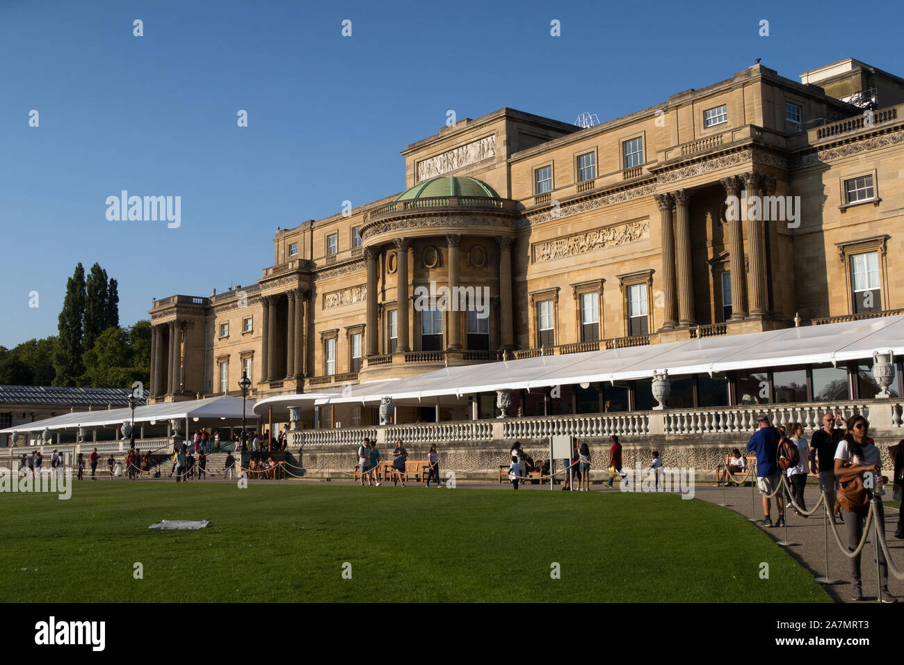 Back of buckingham palace hi-res stock photography and images - Alamy
